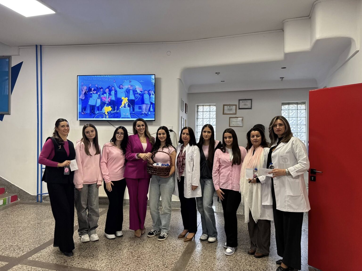 Muaji Rozë në shkollën “Meto Bajraktari”: Nxënësit dhe mësimdhënësit ...